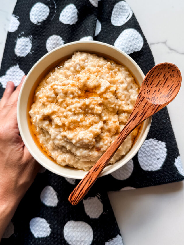 The Ultimate Oatmeal Guide (Recipes, Mix-Ins & Tips)